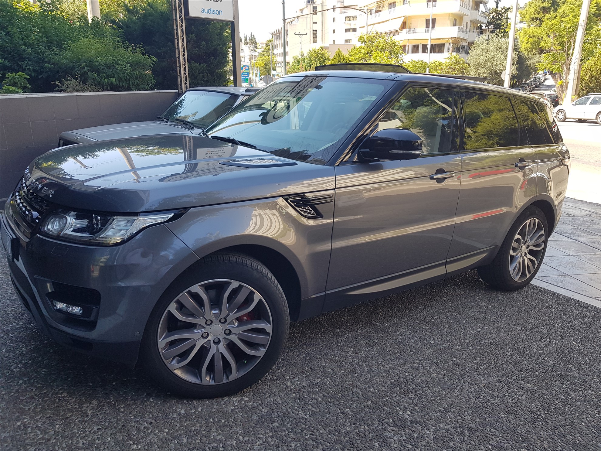 Range Rover Sport Hybrid. Apple Car Play, Android Auto.
