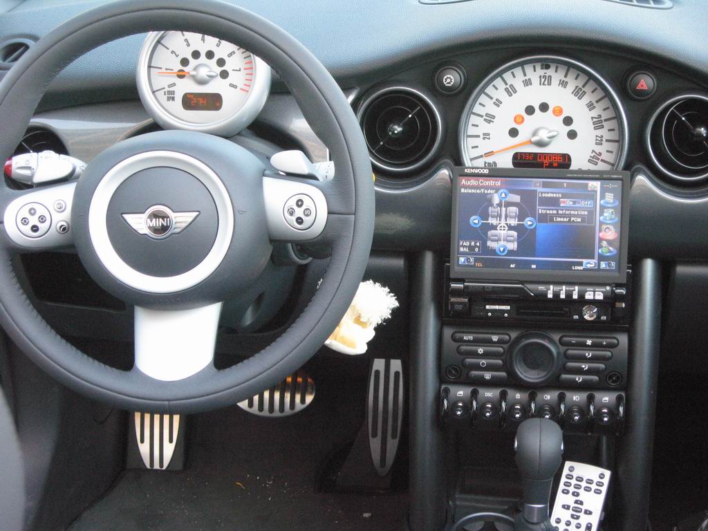 Mini Cooper S Cabrio. Car Cinema navigation - Camera, Kenwood KVT-729DVD.