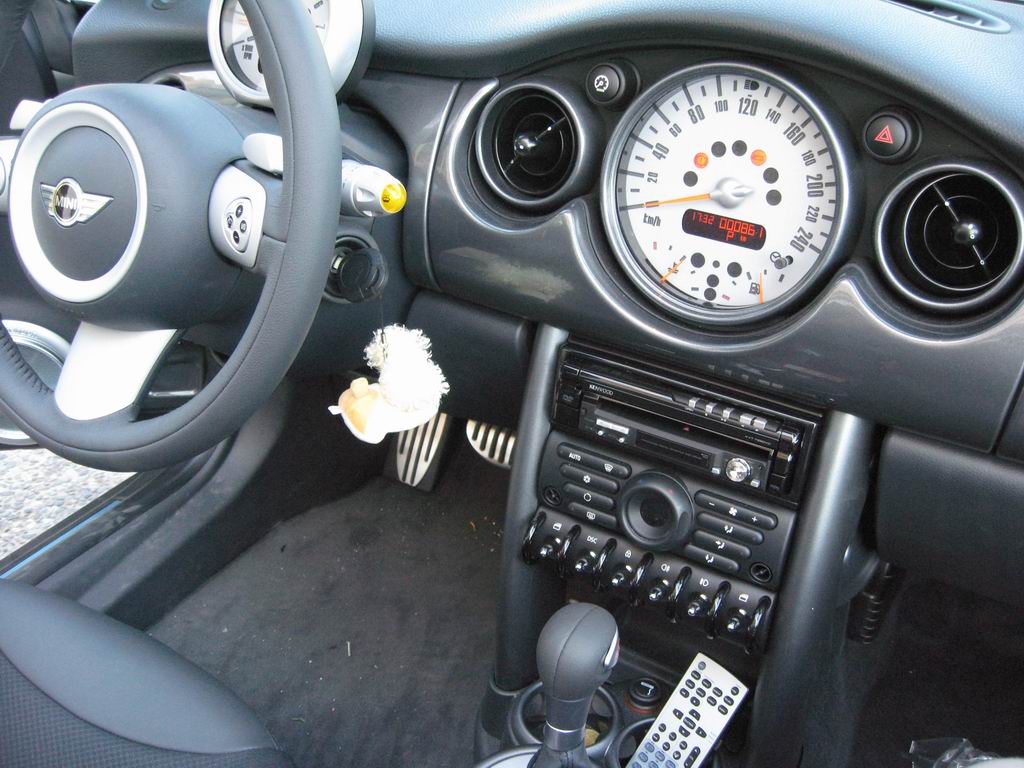 Mini Cooper S Cabrio. Car Cinema navigation - Camera, Kenwood KVT-729DVD.