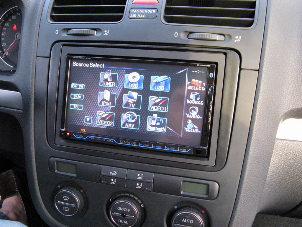 VW Golf 5. Car Cinema Navigation Kenwood DNX8220BT.