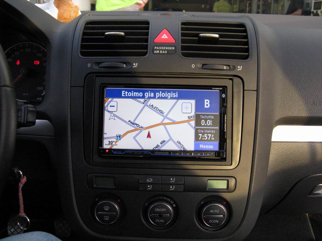 VW Golf 5. Car Cinema Navigation Kenwood DNX8220BT.