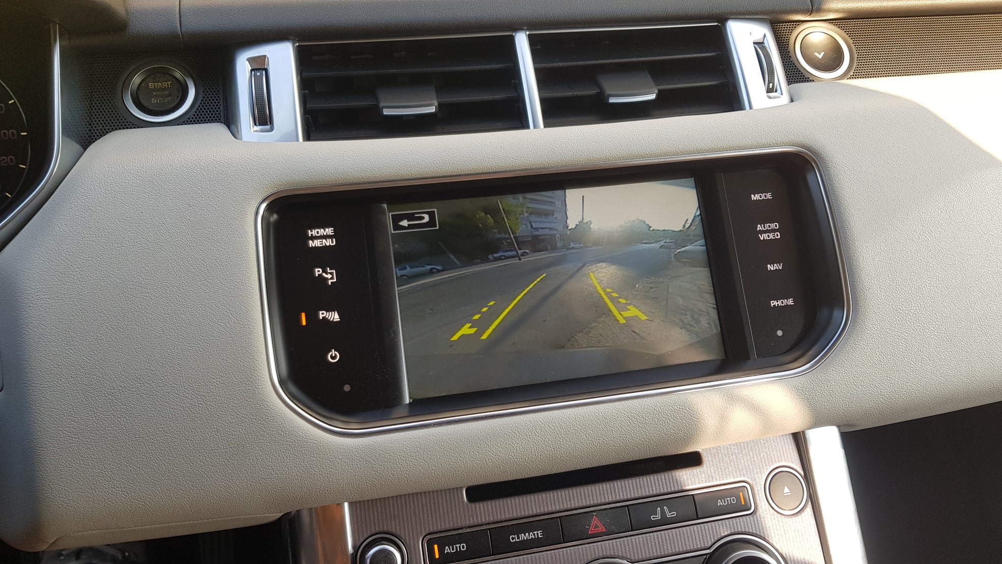 Range Rover Sport Hybrid. Apple Car Play, Android Auto.